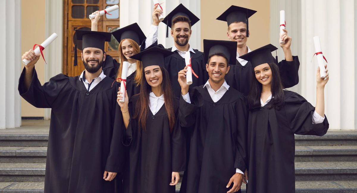 Australia has way more PhD graduates than academic jobs. Here’s how to ...